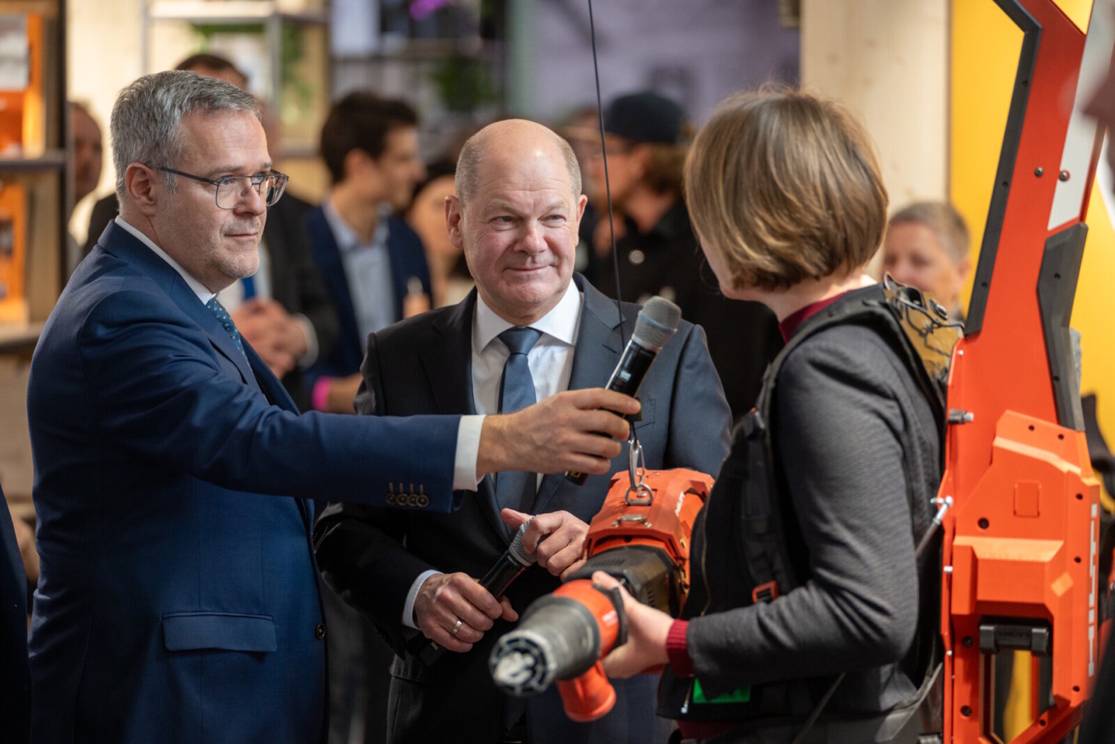 Selfie mit Bundeskanzler Scholz am HWK-Messestand - Handwerkskammer ...